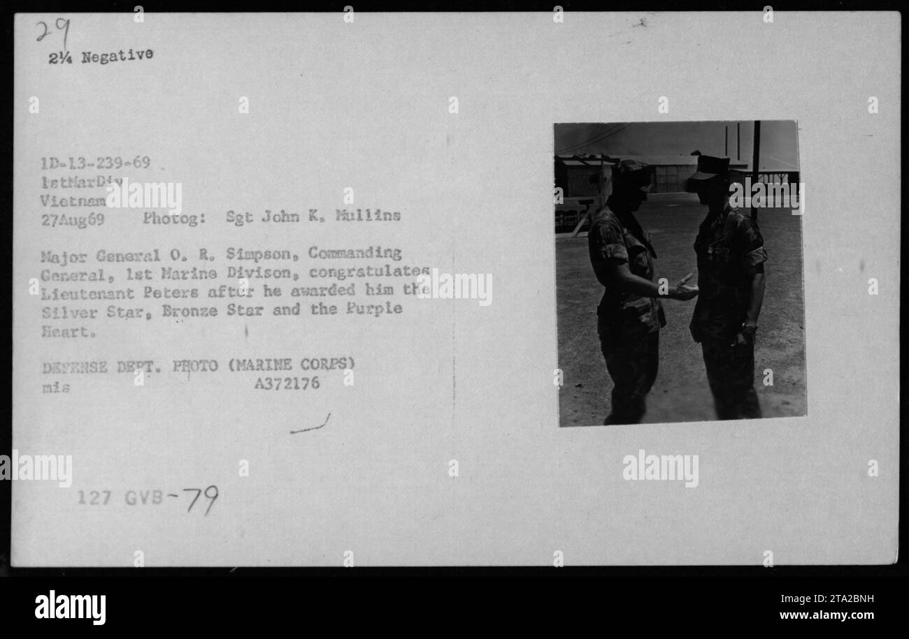 Le major-général O.R. Simpson décerne au lieutenant Peters l'étoile d ...