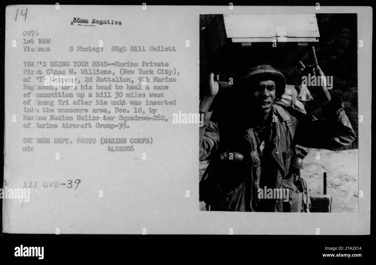 Marine Private First Class W. Williams utilise sa tête pour transporter ...