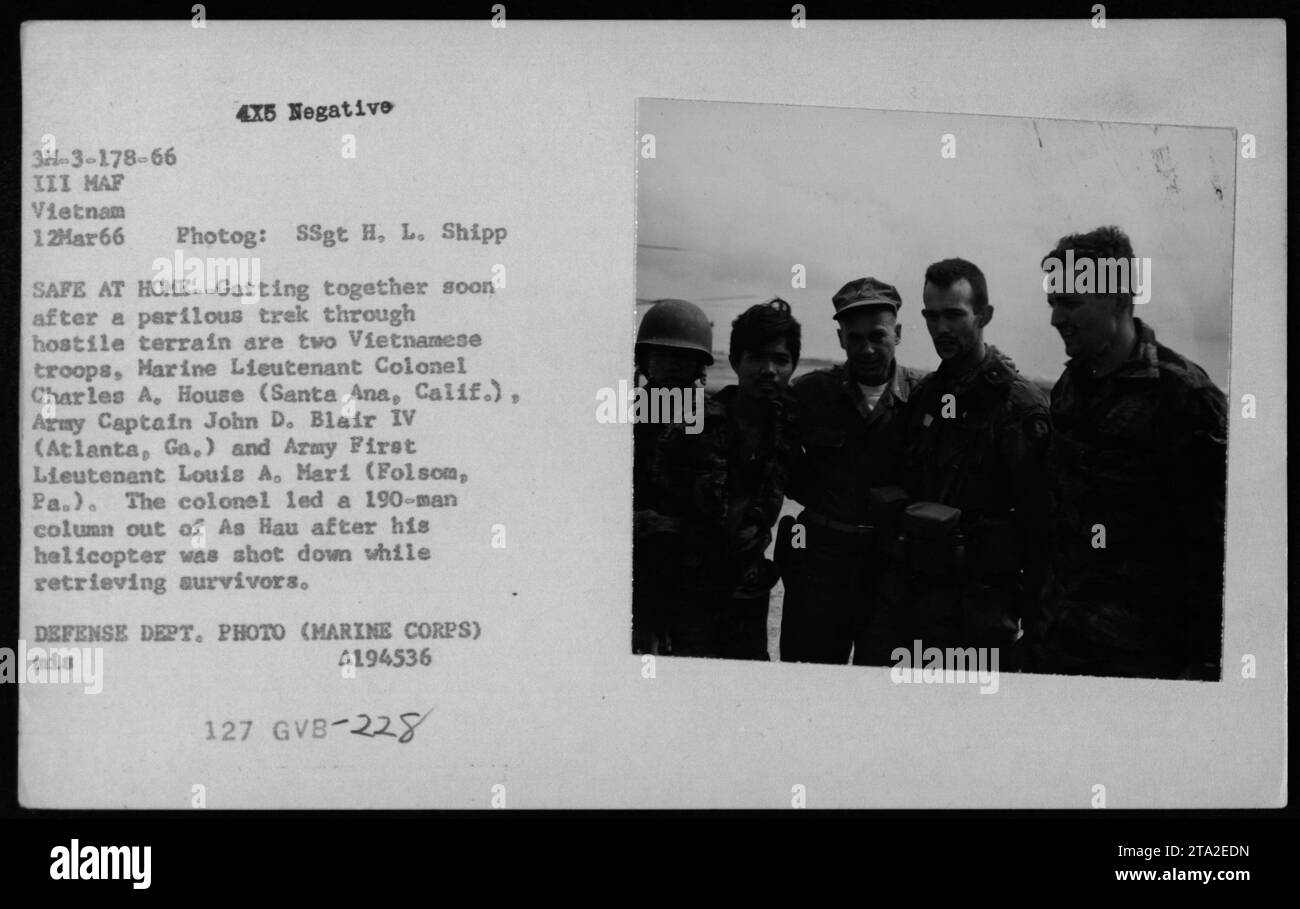 Deux troupes vietnamiennes, le lieutenant-colonel Charles A. House, le ...