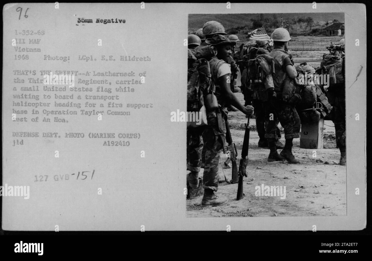 Le Marine du 3e régiment de Marines porte un petit drapeau américain en ...