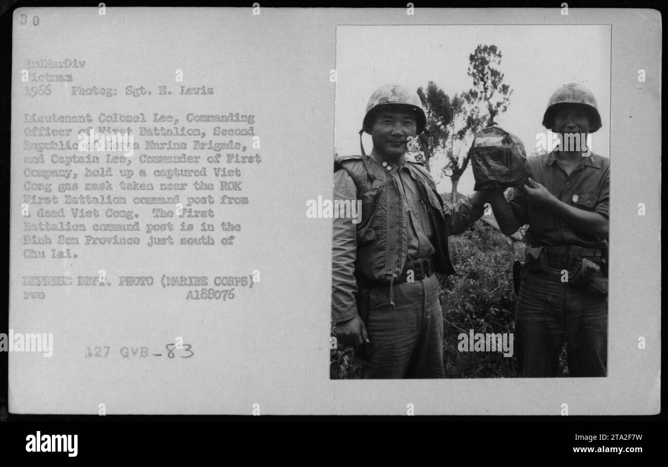 Le lieutenant-colonel Lee et le capitaine Lee, du premier bataillon de ...