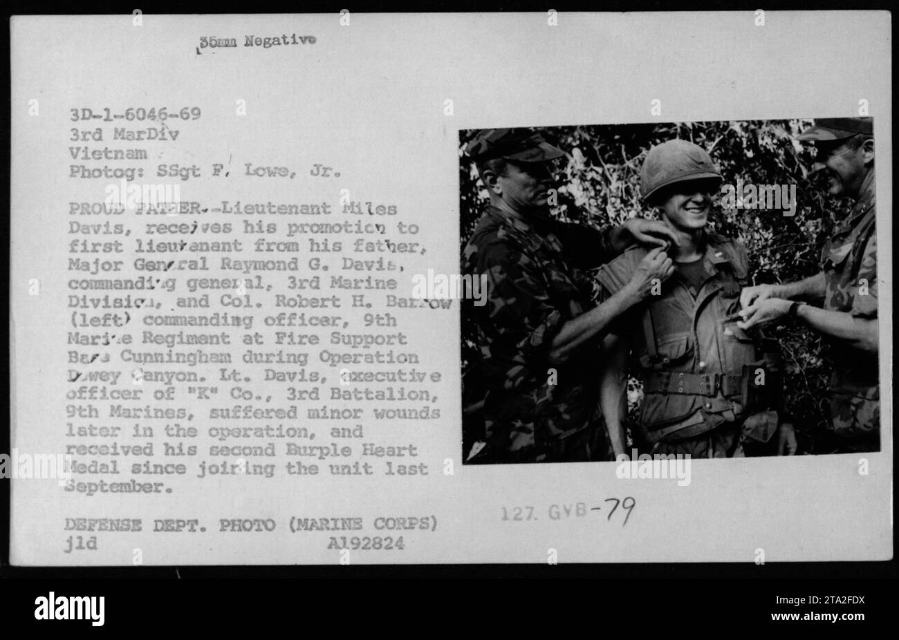 Le lieutenant Miles Davis reçoit sa promotion de premier lieutenant de ...