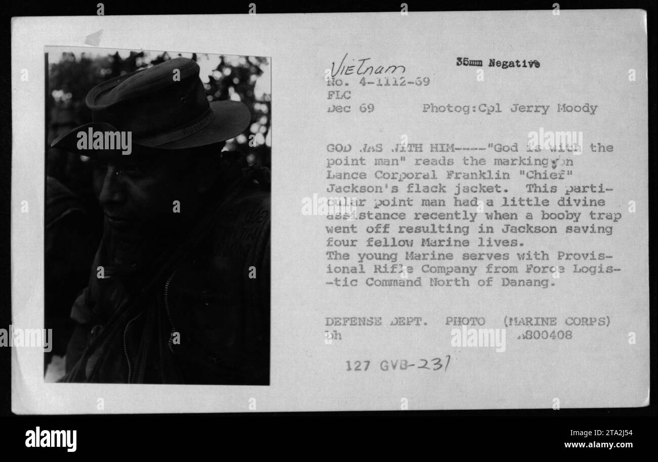 Légende : 'lance Caporal Franklin 'Chief' Jackson portant une veste de ...