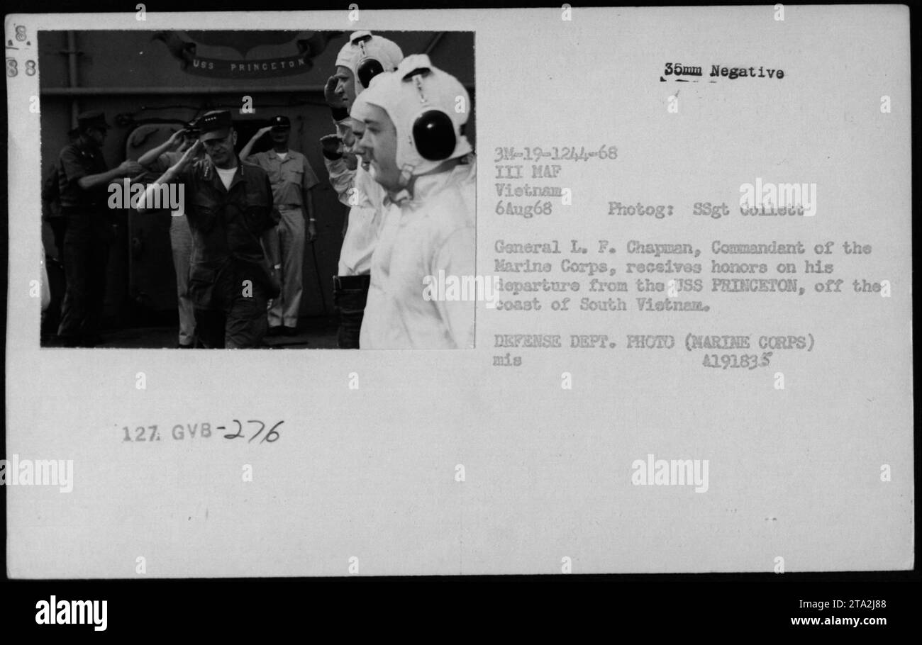 Le général Leonard F. Chapman, commandant du corps des Marines, reçoit ...