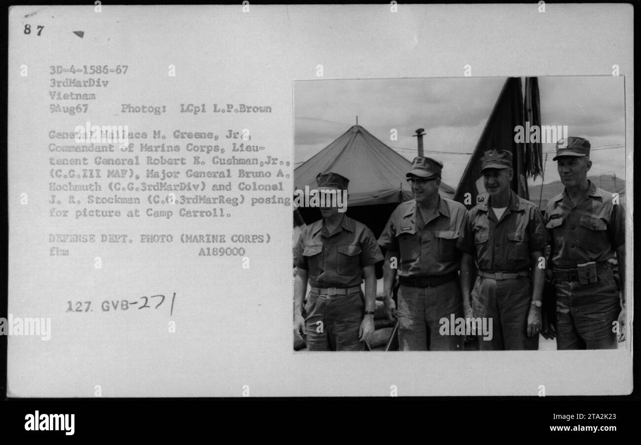 Des officiels et des officiers de haut rang, dont Hubert Humphrey, le ...