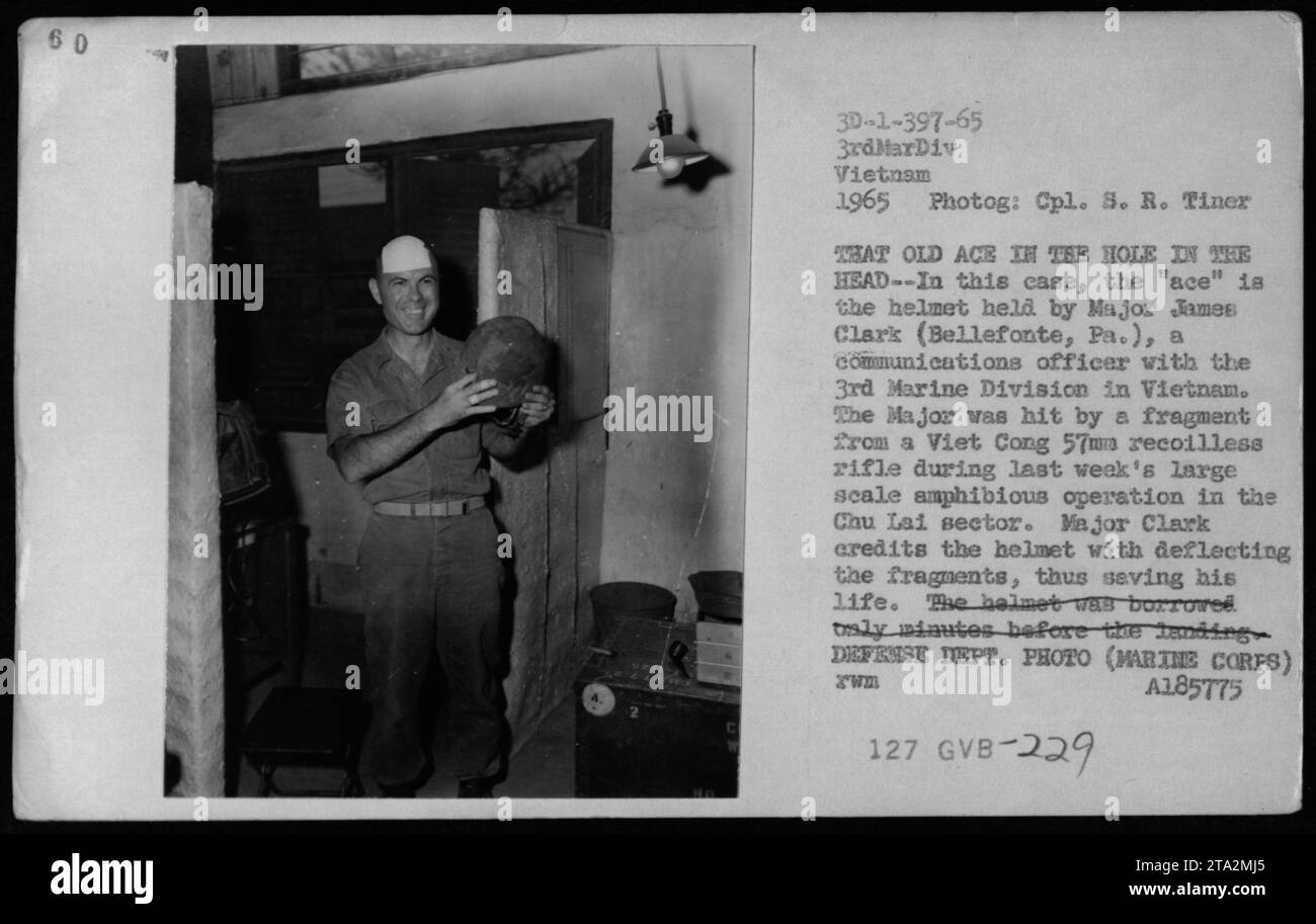 Le major James Clark, officier des communications de la 3e Division des ...