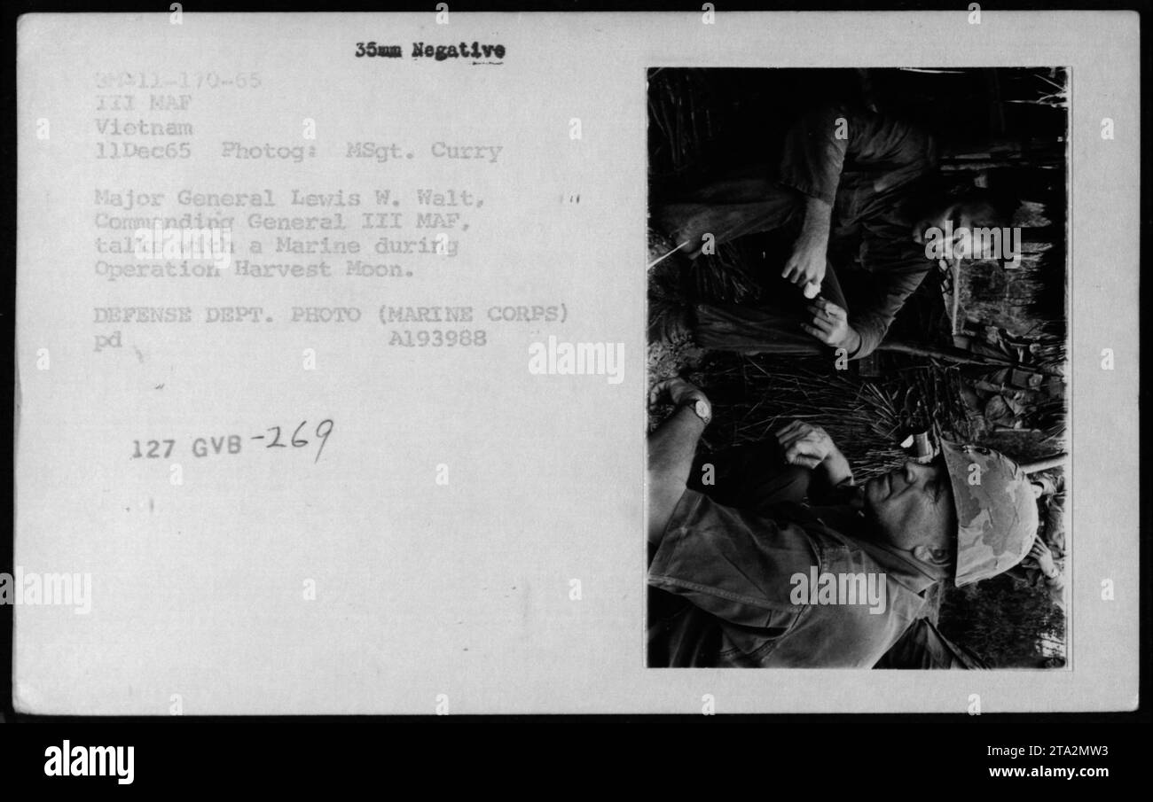 Le major-général Lewis W. Walt, commandant le général III MAF, engage ...