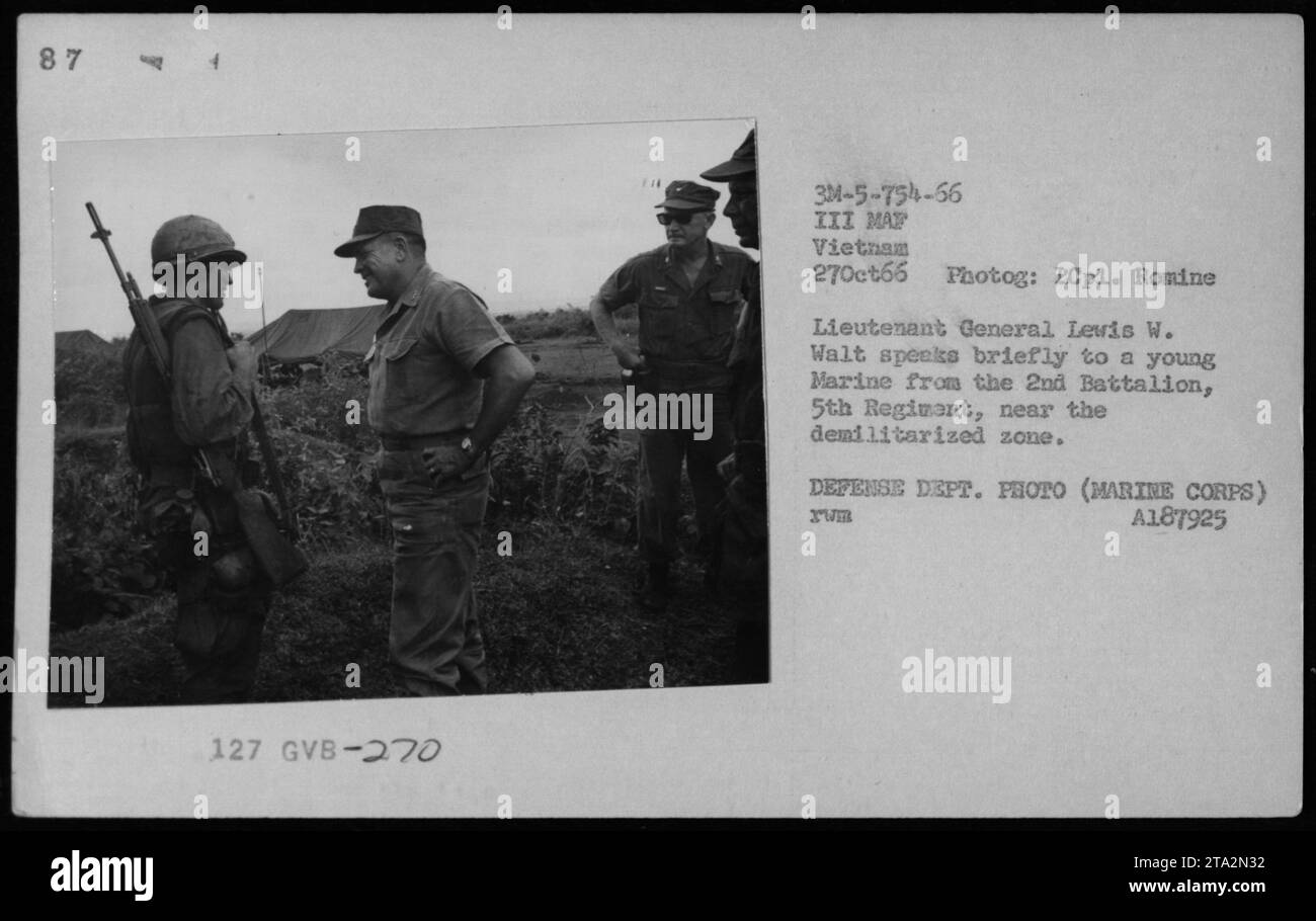 Le lieutenant-général Lewis W. Walt discute avec un jeune Marine du 2e ...