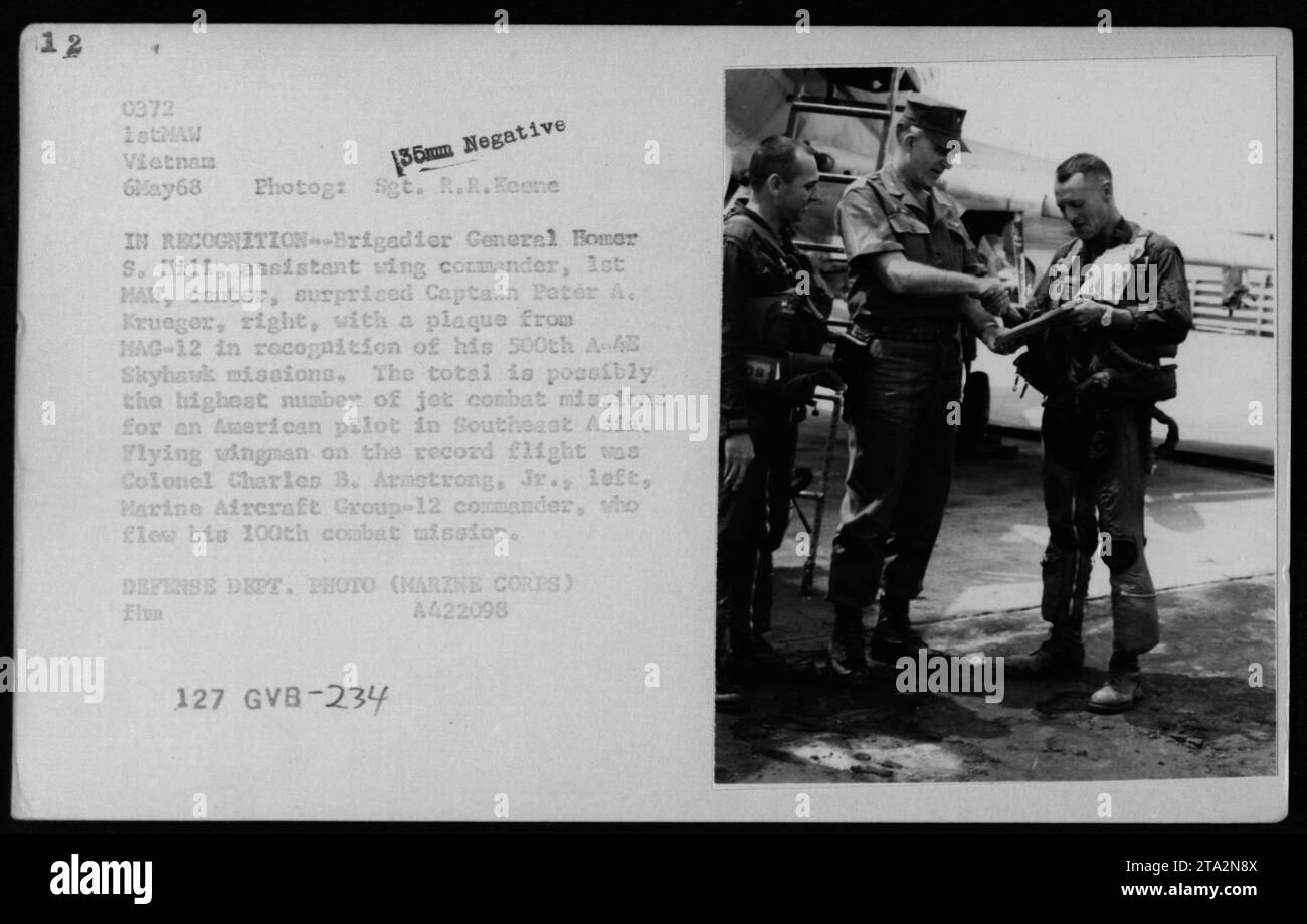 Le brigadier général Homer S. Hill, commandant adjoint de l'escadre ...