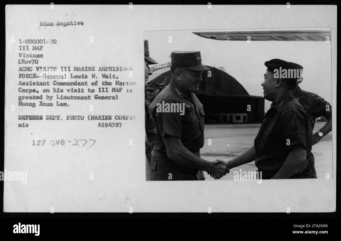 Le lieutenant-général Lewis W Walt, commandant adjoint du corps des ...