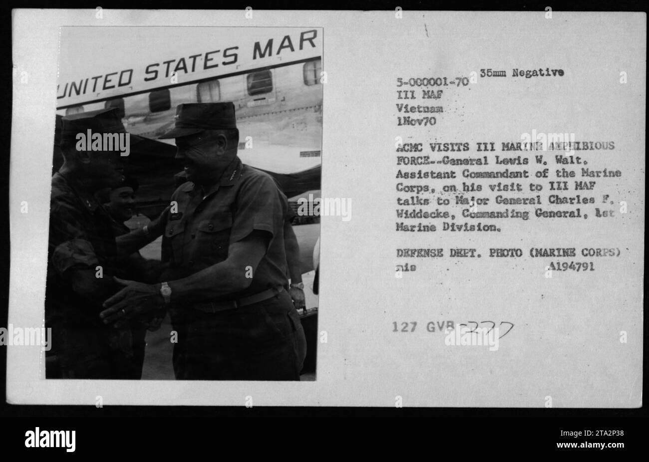 Le Lieutenant général Lewis W. Walt, commandant adjoint du corps des ...