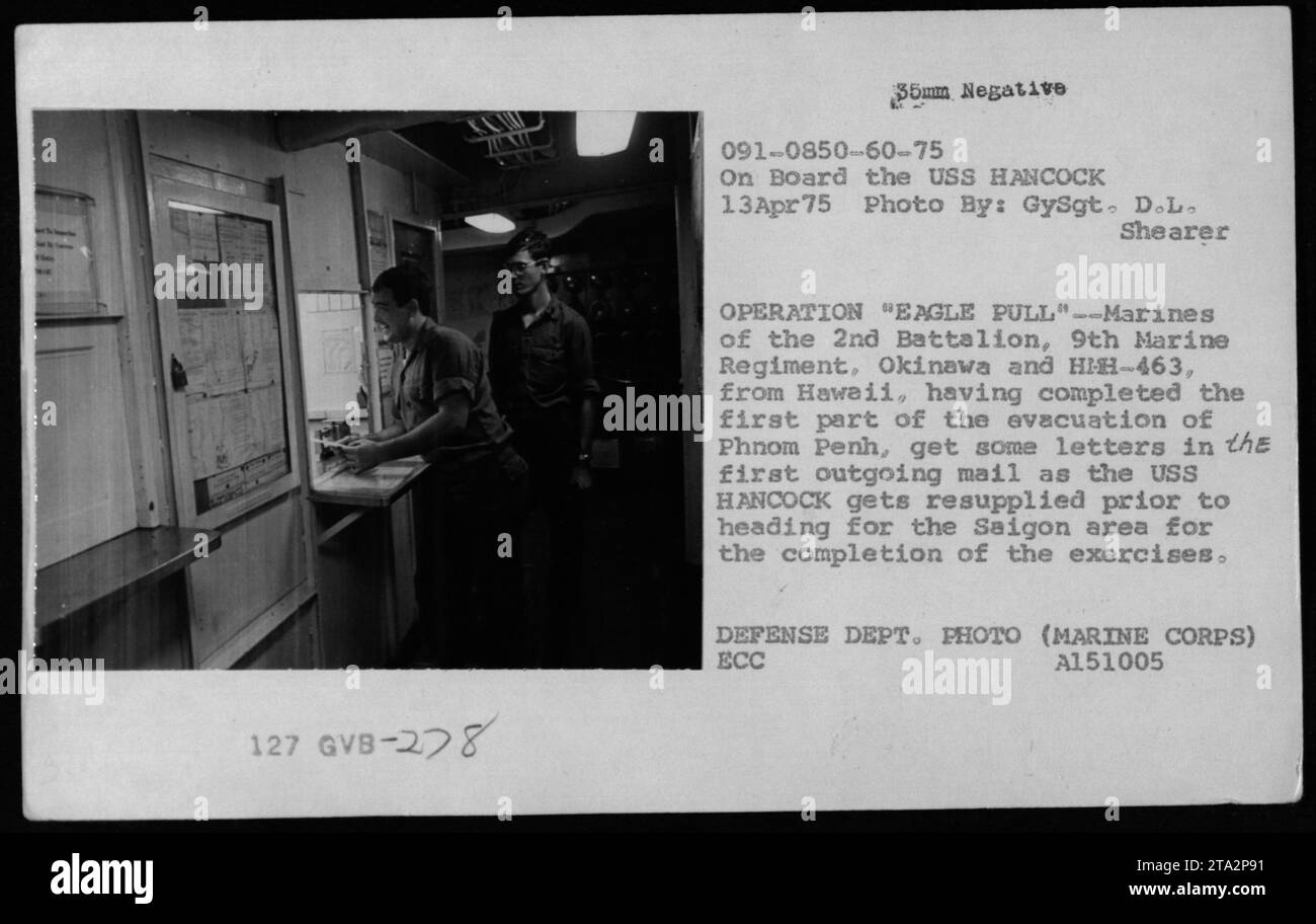 Des Marines du 2e bataillon, du 9e régiment de Marines, basés à Okinawa ...