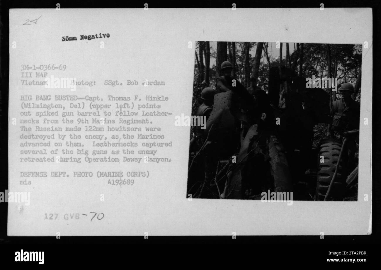 Les troupes du 9e régiment de Marines, dirigées par le capitaine Thomas F. Hinkle, inspectent ...