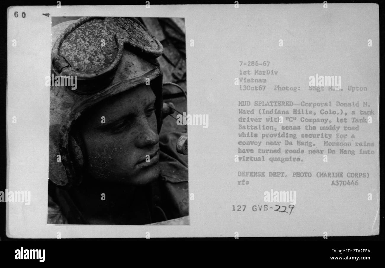 Un chauffeur de char boueux assure la sécurité du convoi près de Da ...