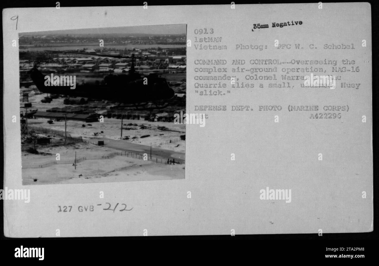 Le colonel Warren L. Mac Quarrie, commandant du NAG-16, est vu voler ...