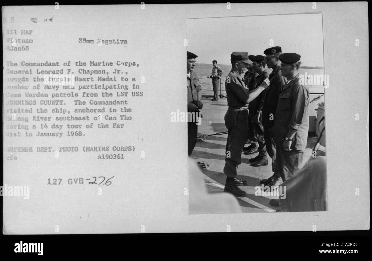 Le général Leonard F. Chapman Jr., commandant du corps des Marines, est ...