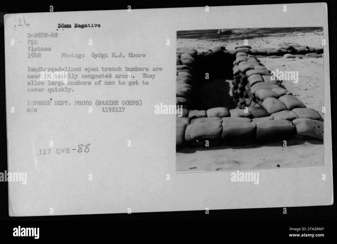 Bunkers de munitions Banque d'images noir et blanc - Alamy