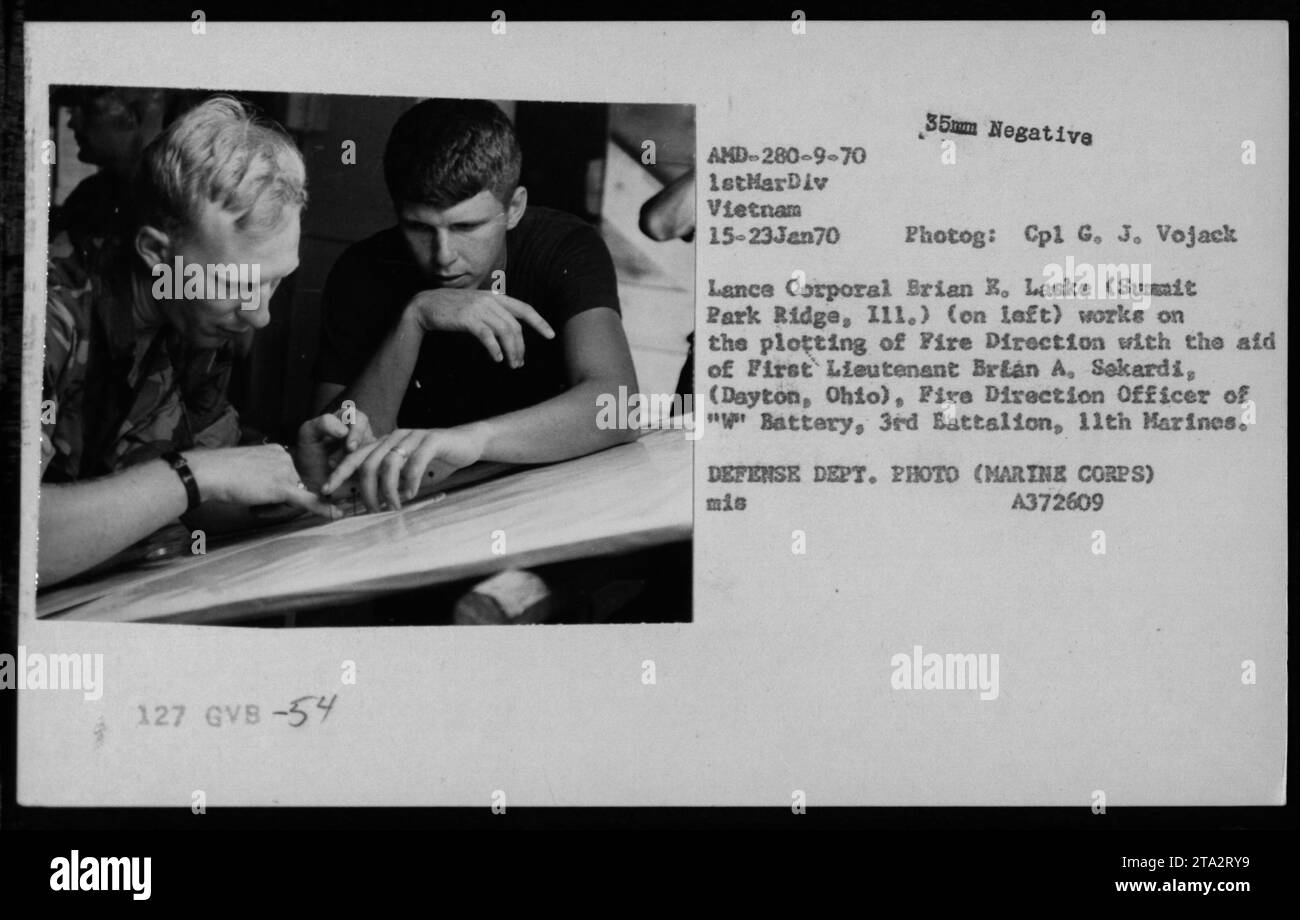 Le caporal Brian E. Laske et le premier lieutenant Brian A. Sekardi ...