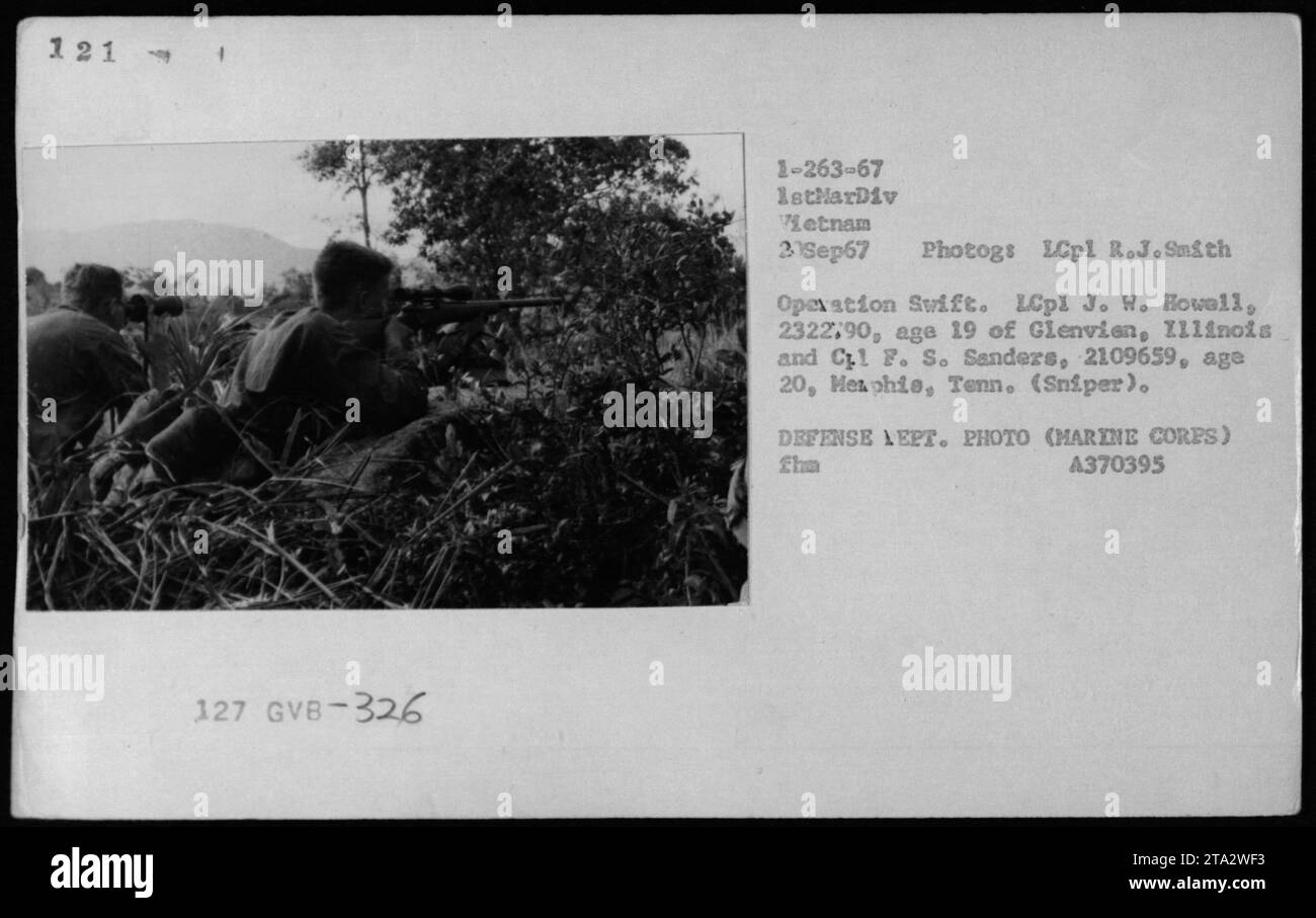 Les US Marines suivent une formation de sniper lors de l'opération ...