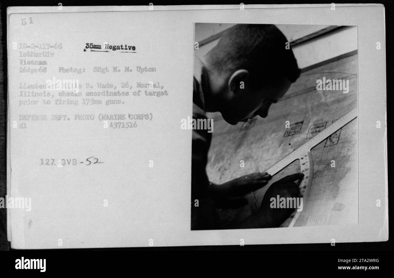 Le lieutenant Ellis D. Wade, de Normal, Illinois, vérifie les ...