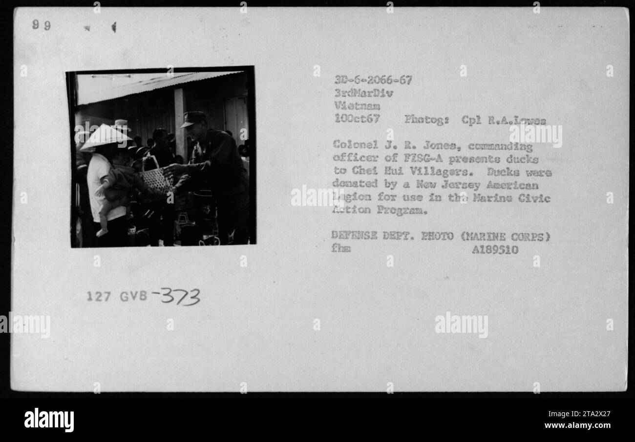 Le colonel J. R. Jones, commandant du FZSG-A, présente des canards ...