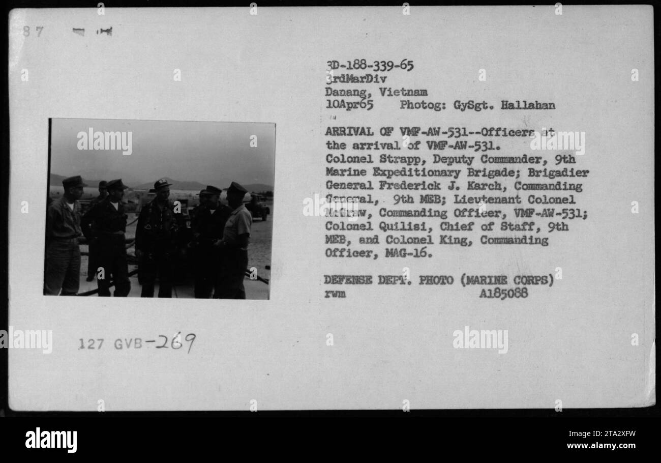 Un groupe d'officiers et de fonctionnaires, dont Robert McNamara ...