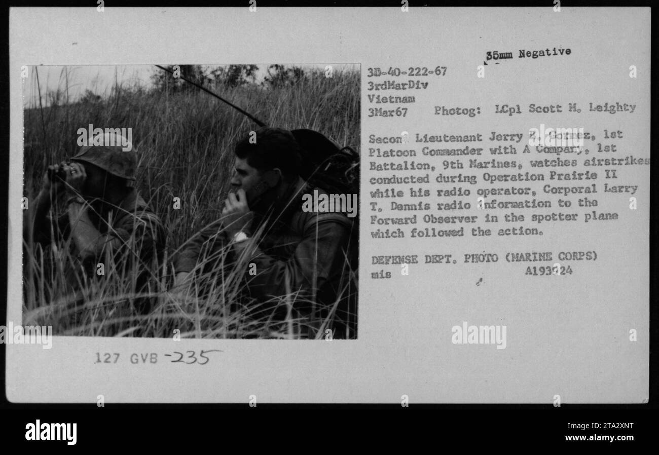 Légende : le sous-lieutenant Jerry B. Gormez, commandant de peloton de ...