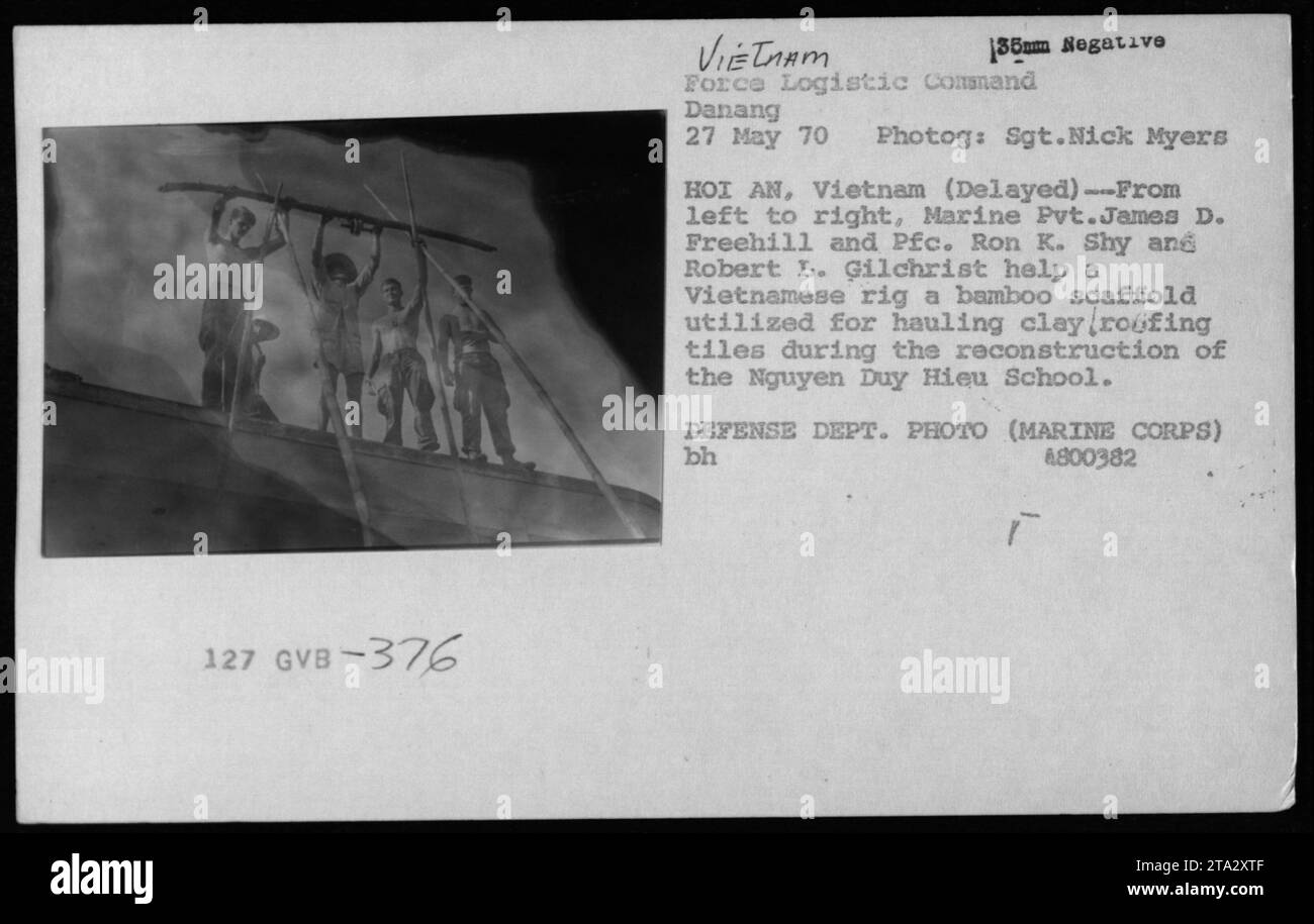 Le soldat marin James D. Freehill, le soldat Ron K. Shy et Robert L ...