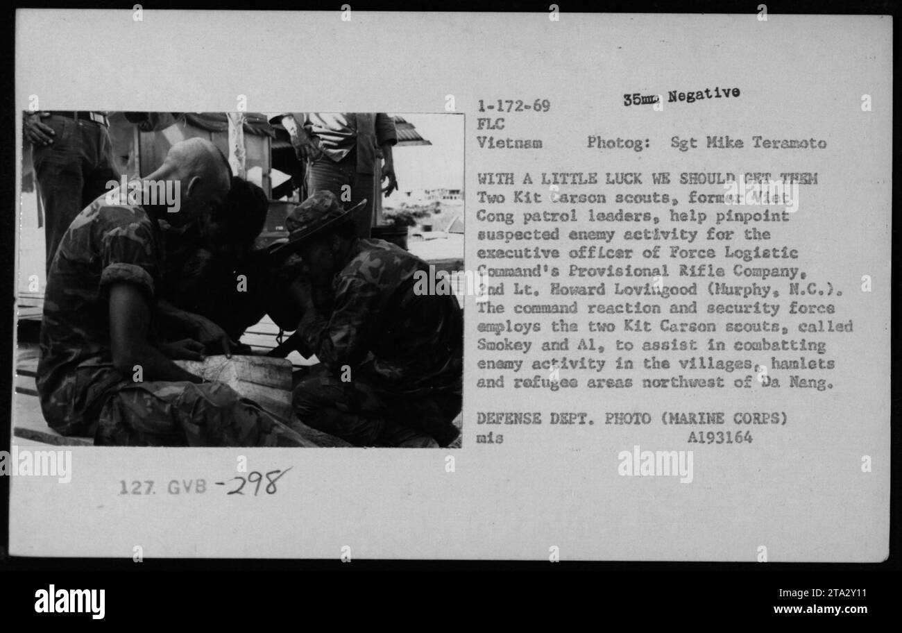 Deux éclaireurs Kit Carson, anciens chefs de patrouille Viet Cong, sont ...