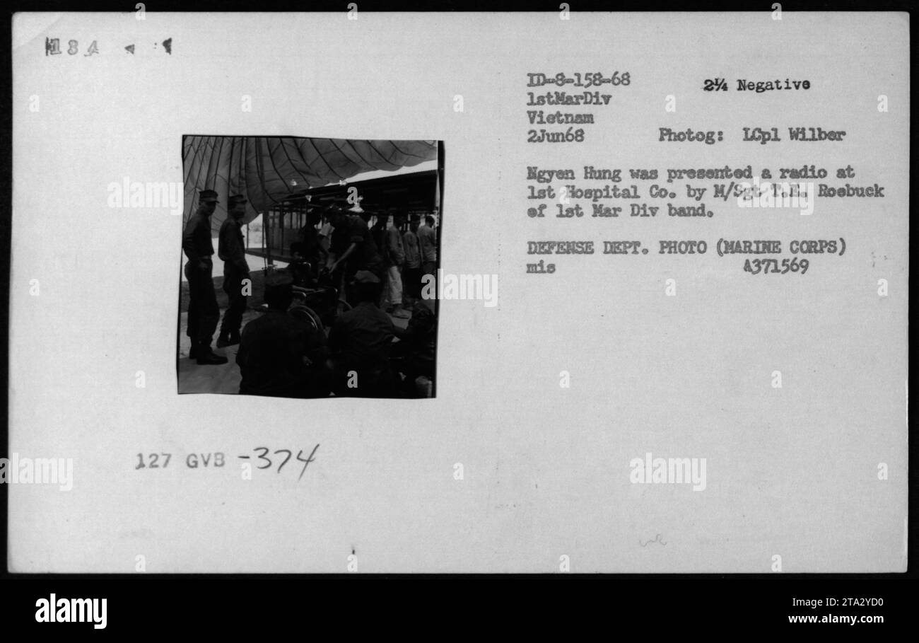 Le civil vietnamien, le Lcpl Wilber Egyen Hung, reçoit une radio en ...