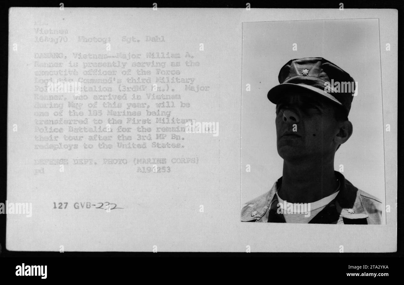Le major William A. Renner est photographié ici à Damang, Vietnam, le ...