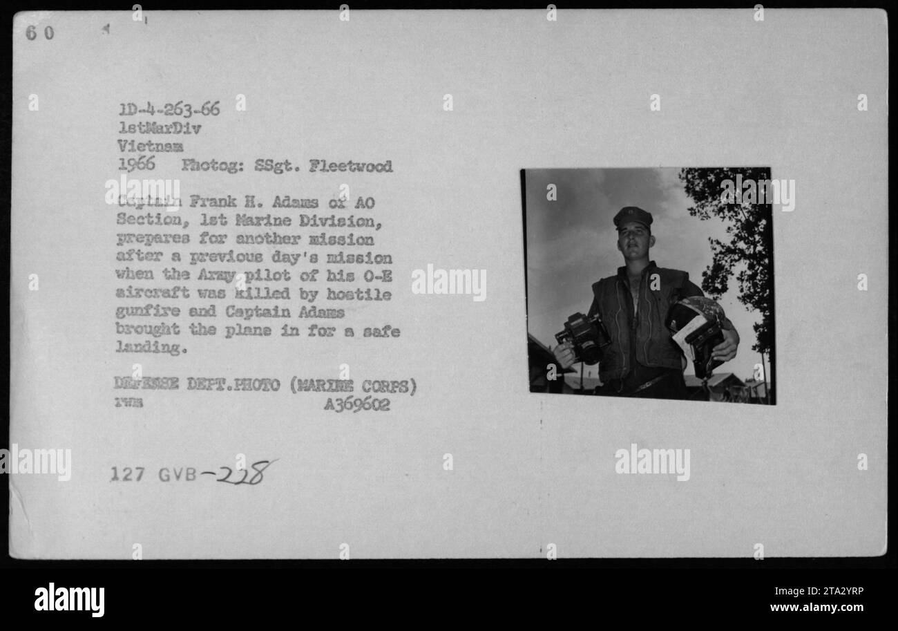 Le capitaine Frank H. Adams de la section AO de la 1e division des ...