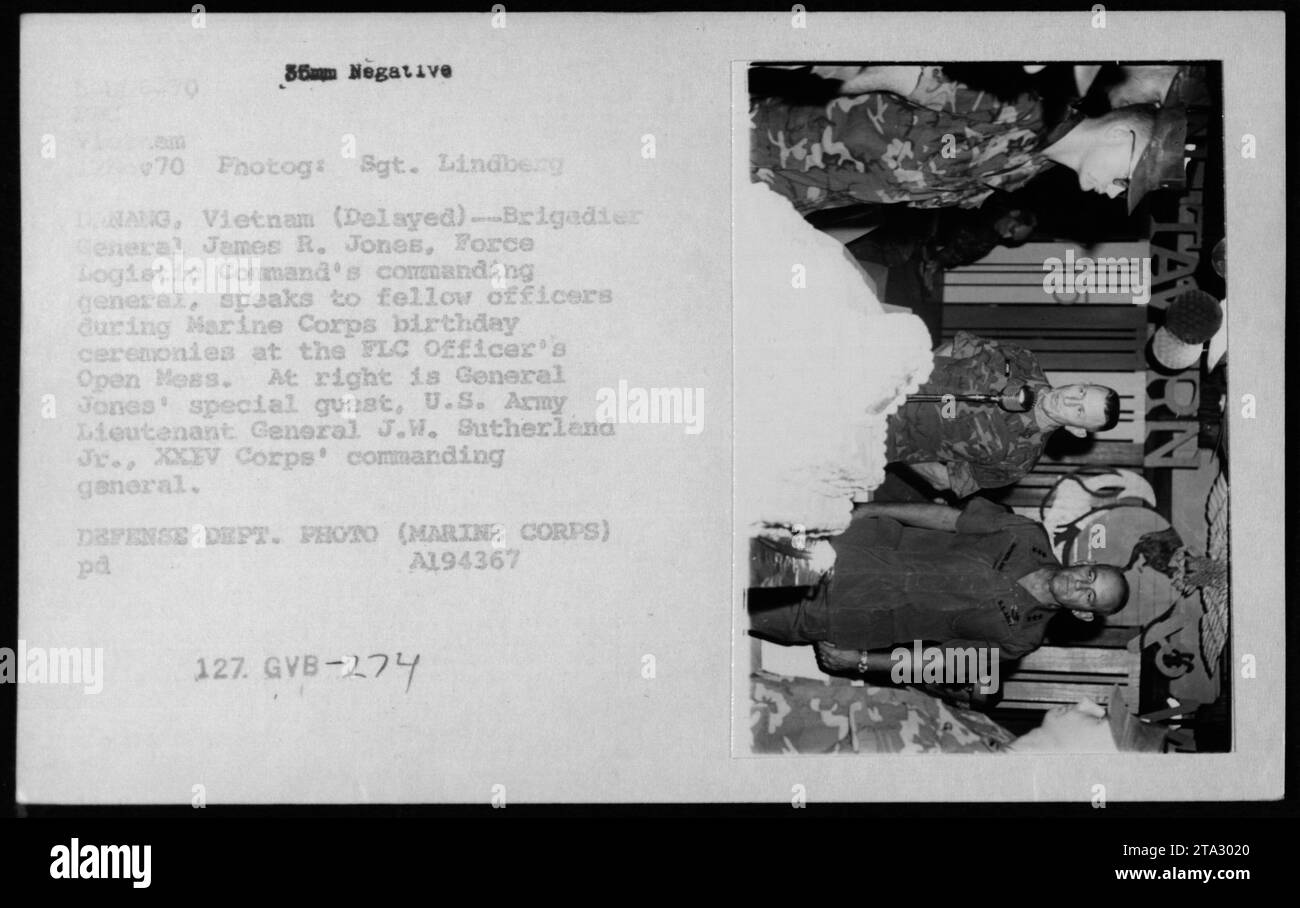Le brigadier général James R. Jones, commandant général du Commandement ...