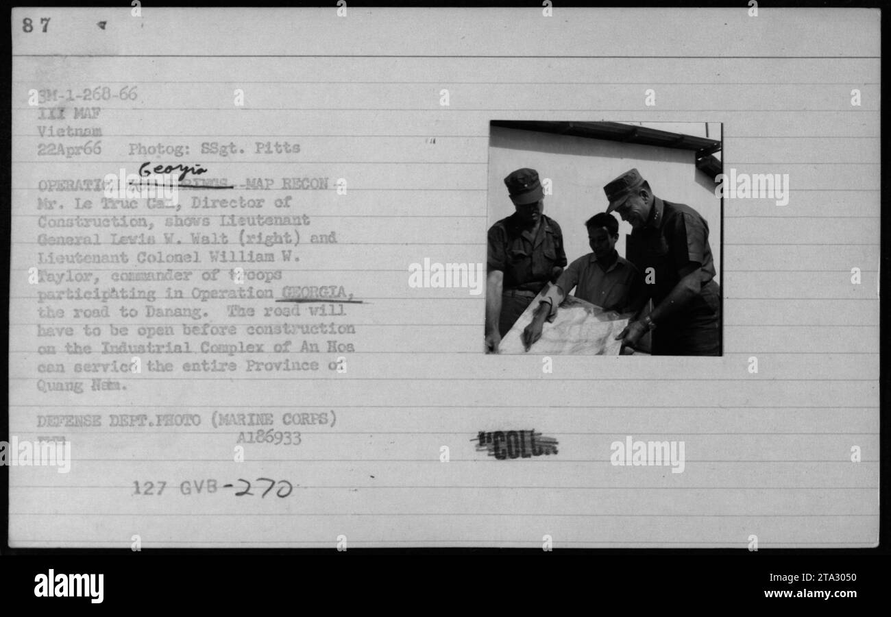 Lyndon Johnson, le Col P X Kelley et d'autres officiels sont ...