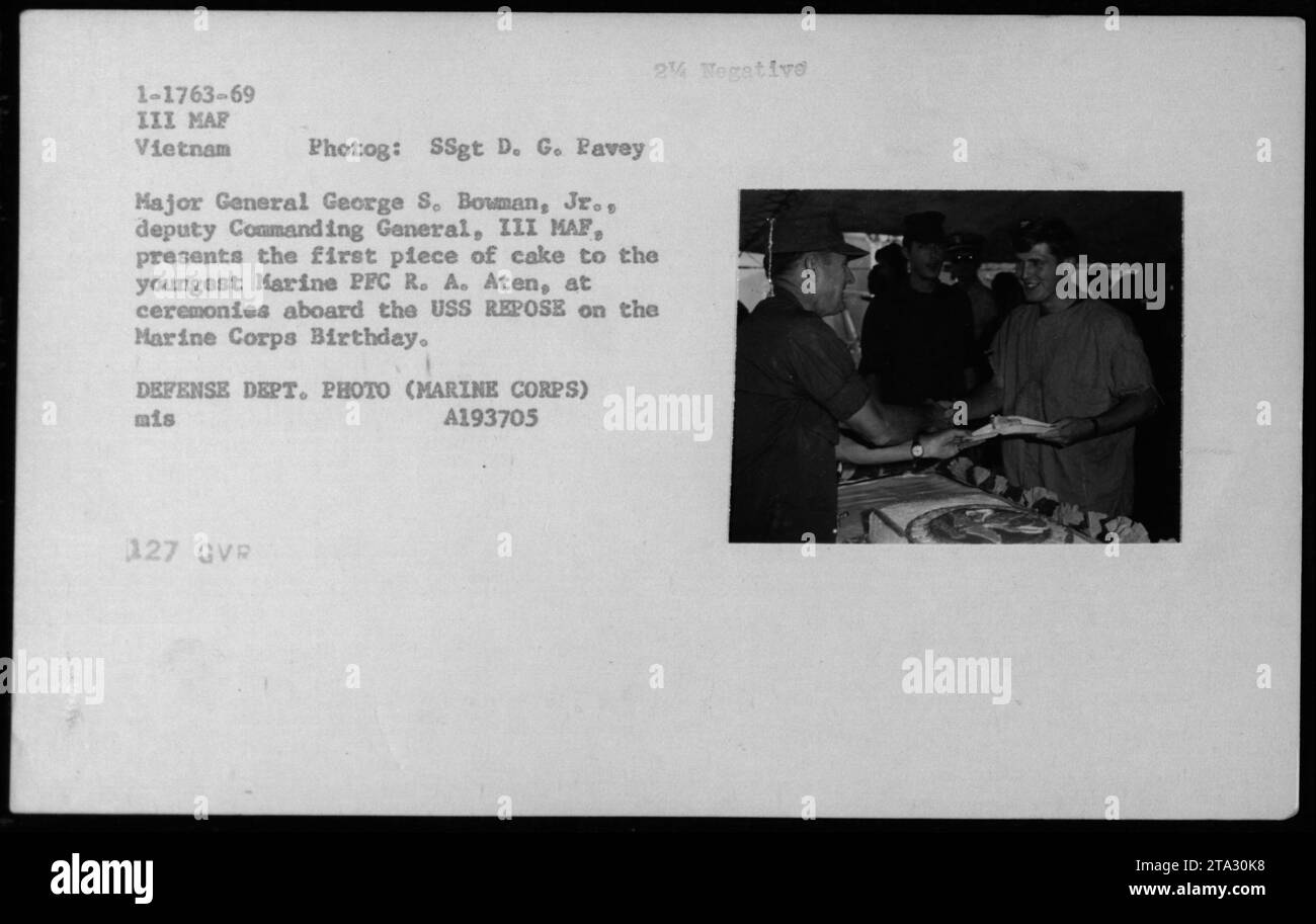 Le major-général George S. Bowman, Jr., commandant adjoint, III MAF ...