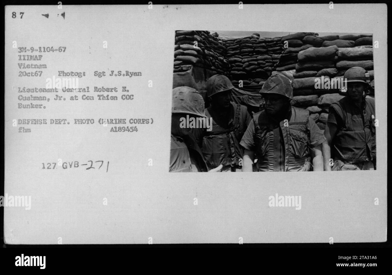 Le lieutenant-général Robert E. Cushman, Jr. Est vu ici au con Thien ...