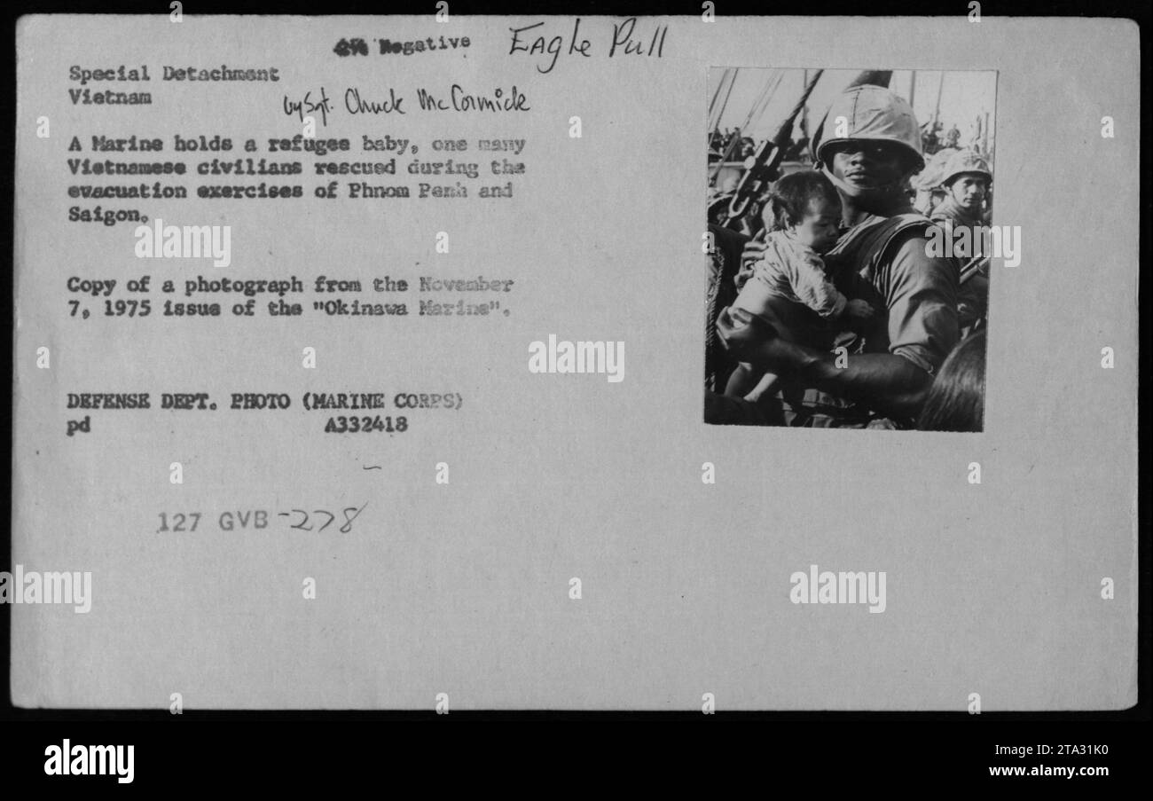 Marine tenant un bébé réfugié vietnamien, sauvé lors de l'opération ...