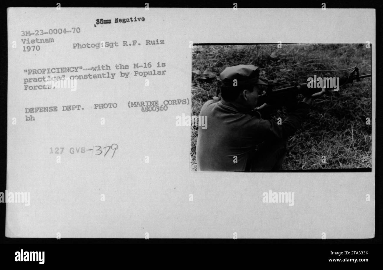 Les forces populaires au Vietnam pratiquent leur maîtrise du fusil M-16 ...