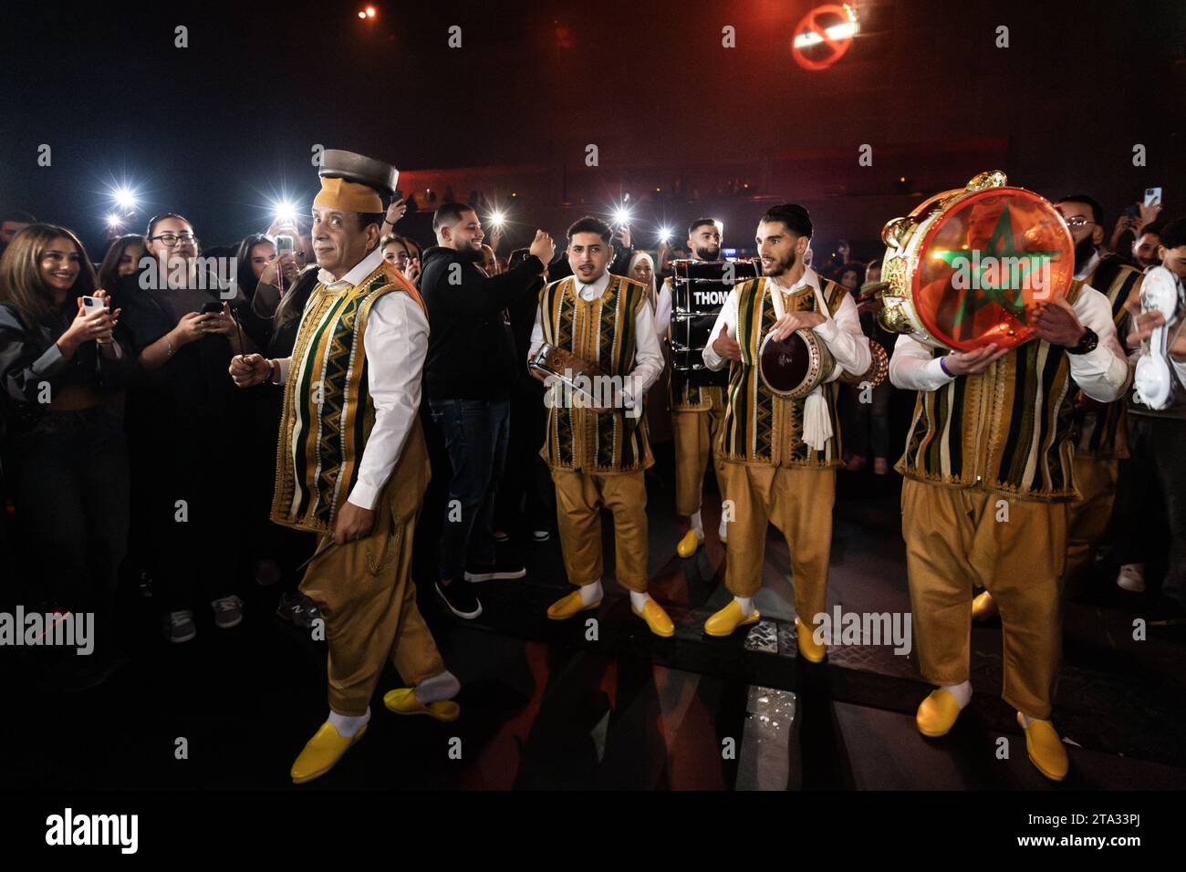 AMSTERDAM - le public danse avec un groupe pendant le concert de soutien dans AFAS Live pour ...