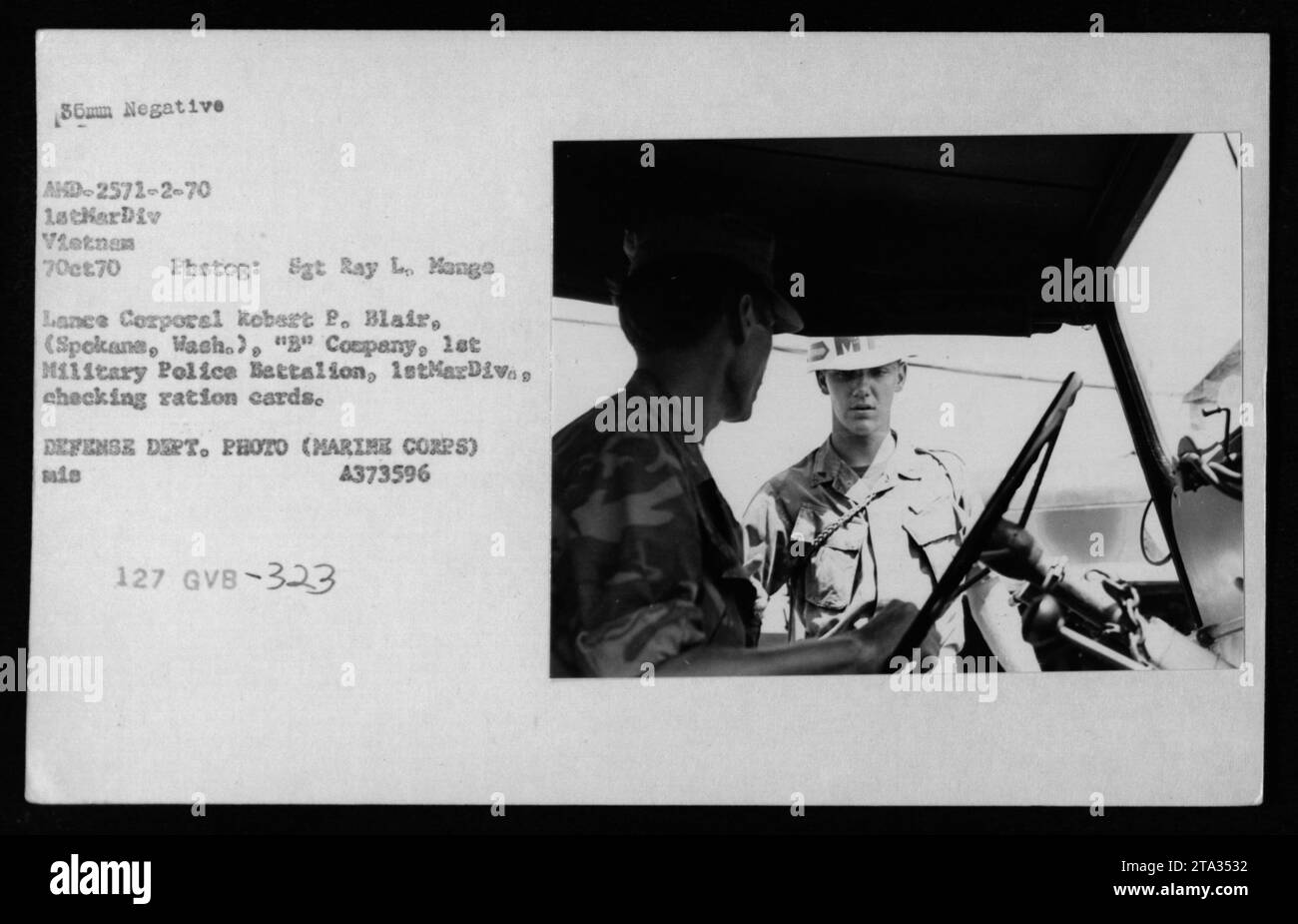 Le caporal Robert P. Blair, de la compagnie 'B', 1st Marine Division ...