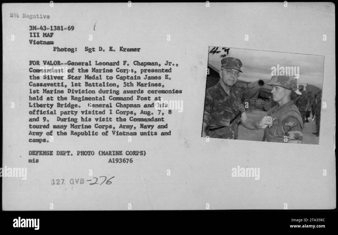 Légende : le général Leonard F. Chapman Jr., commandant du corps des Marines, remet la médaille ...