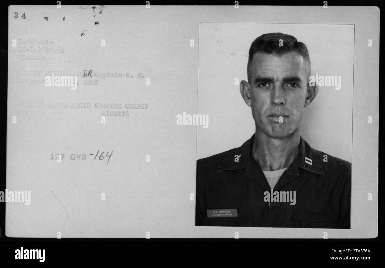 L'image montre un photographe de combat, le capitaine B. E. Simpson, du ...