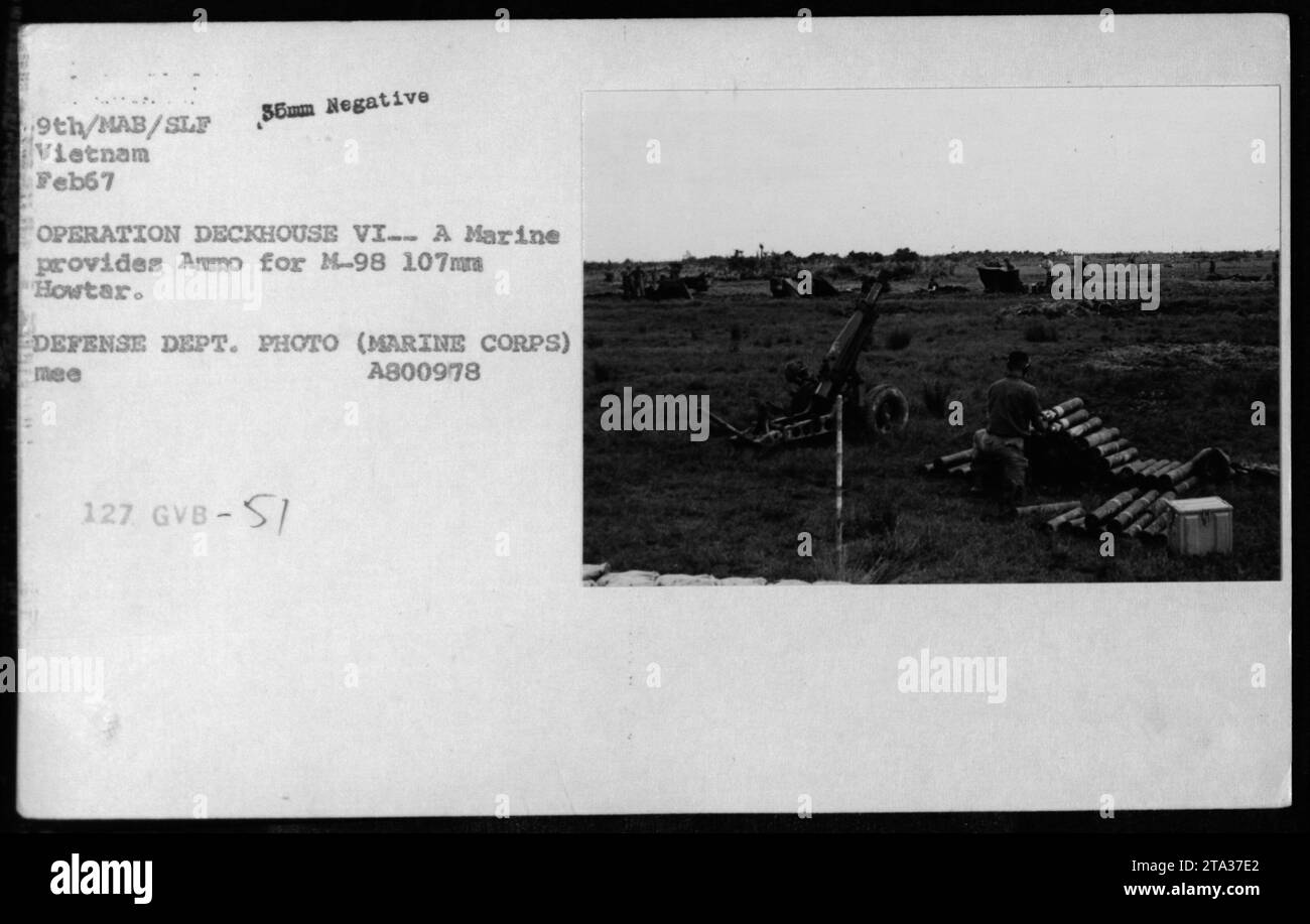 Un Marine fournissant des munitions pour un M-98 107mm Howtar lors de l ...