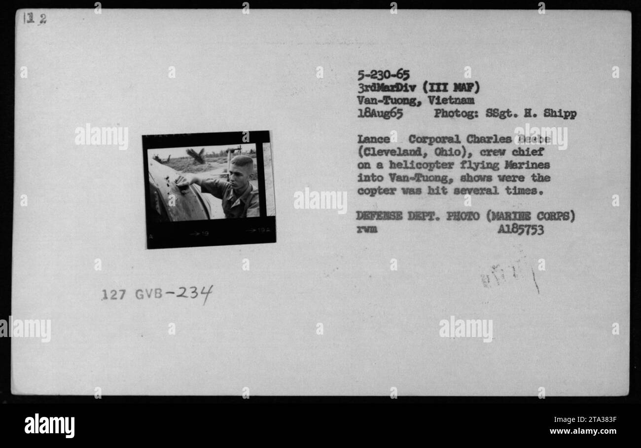 Un chef d'équipage d'hélicoptère, le caporal Charles Beebe, de ...