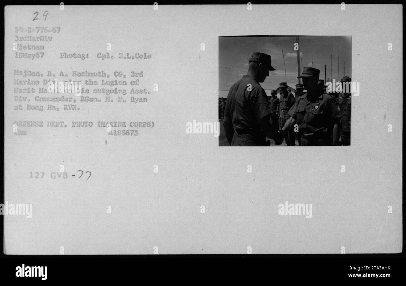 Dans cette photographie prise le 18 mai 1967, le général B. A. Hochmuth ...