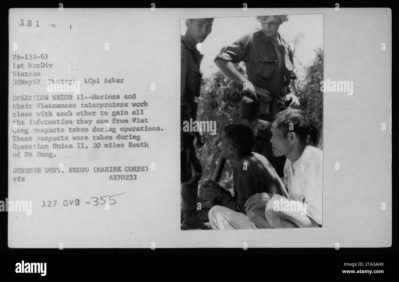 Les Marines et les interprètes vietnamiens interrogent les prisonniers ...