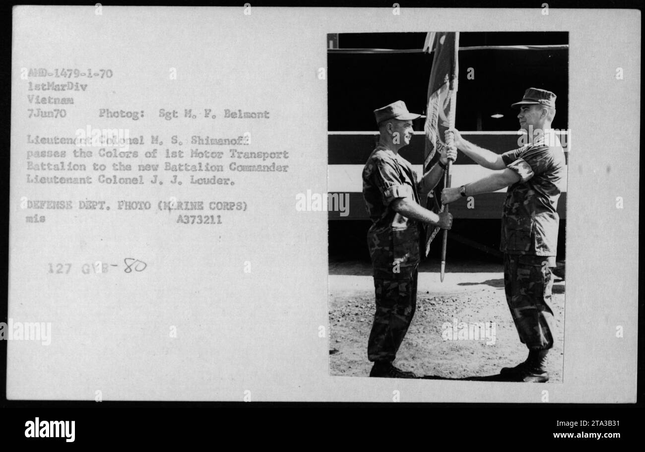 Lieutenant-colonel M.S. Shimanoff passant les couleurs du 1e Bataillon ...