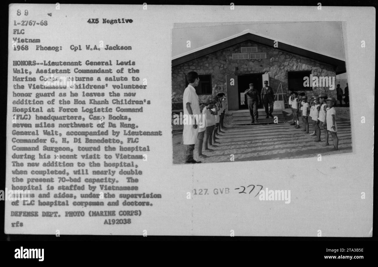 Le lieutenant général Lewis W Walt, commandant adjoint du corps des ...