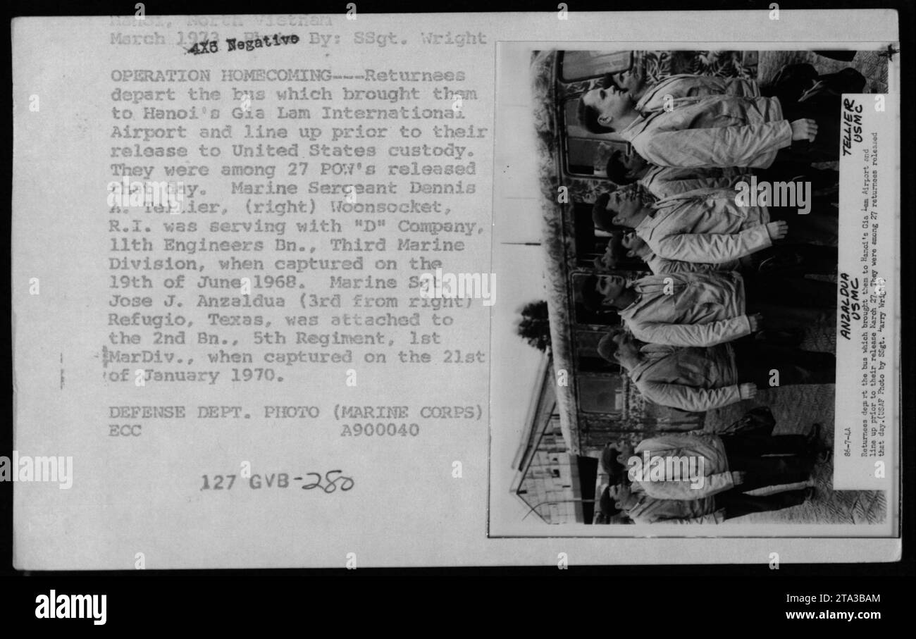 Mars 1973 : les rapatriés de l'opération Homecoming quittent le bus à l ...