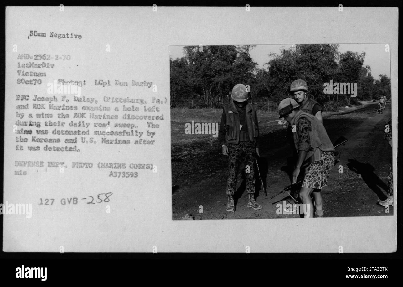 Les Marines américains et sud-coréens inspectent un trou laissé par une mine terrestre ...